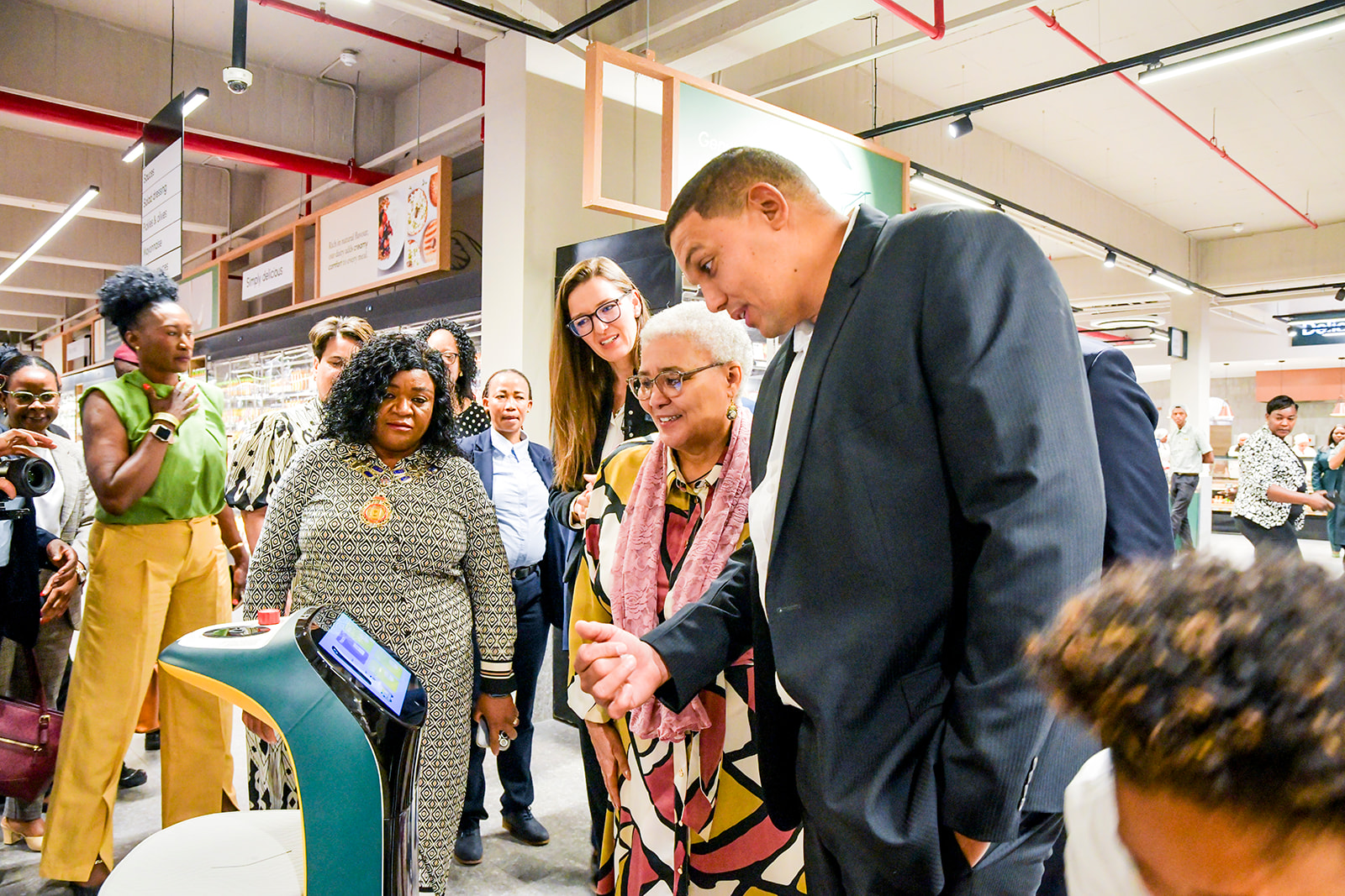 O&L brings robot assiatant and self-checkout